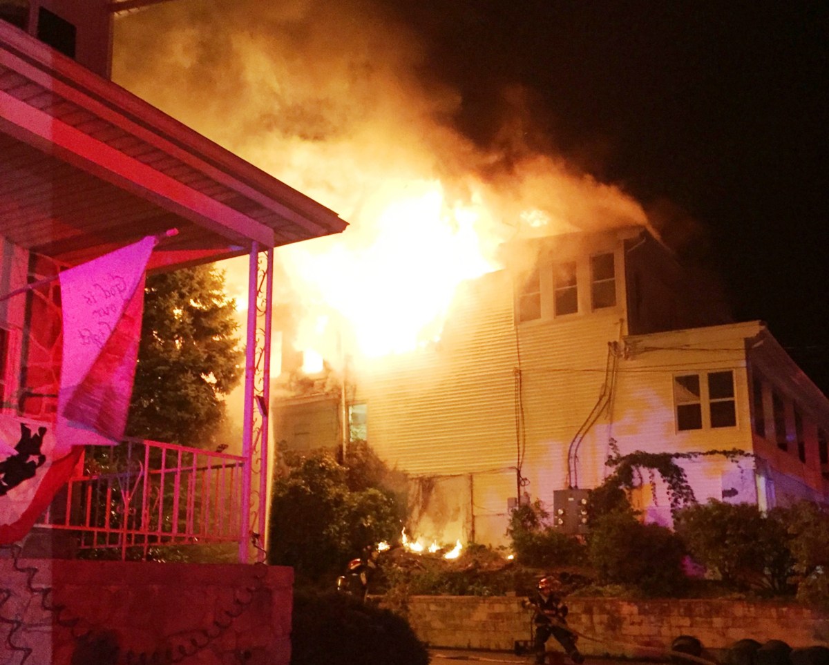 FIREFIGHTERS BATTLE APARTMENT BUILDING FIRE IN TAMAQUA; 7 PEOPLE ...